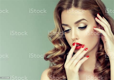 긴 조밀한 곱슬 머리 우아한 메이크업으로 젊고 아름 다운 여자의 초상화 미용 고 메이크업의 예술입니다 가발에 대한 스톡 사진 및