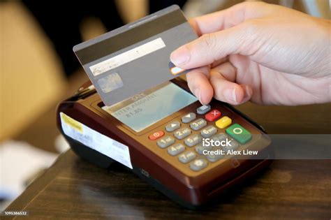 비접촉 식 결제에 대 한 리더에 직불 카드를 사용 하 여 여성 말레이시아에 대한 스톡 사진 및 기타 이미지 말레이시아 부분의 비접촉 결제 Istock