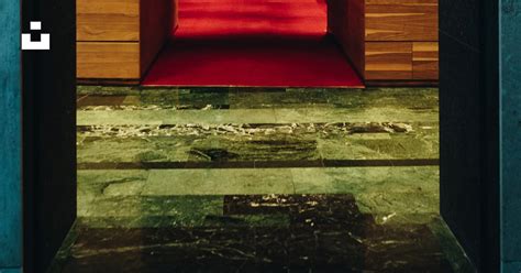 레드 카펫이 깔린 빈 방 사진 Unsplash의 무료 Будапешт 이미지