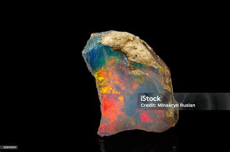 검은 배경에 매크로 미네랄 스톤 희귀하고 아름다운 오팔 오팔에 대한 스톡 사진 및 기타 이미지 오팔 보석 자연 현상 검은색 Istock