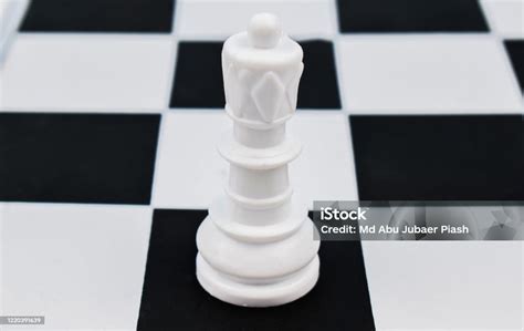 체스 게임에서 체스 보드의 검은 사각형 위에 배치 흰색 여왕 16 17 살에 대한 스톡 사진 및 기타 이미지 16 17 살 6 8 Istock