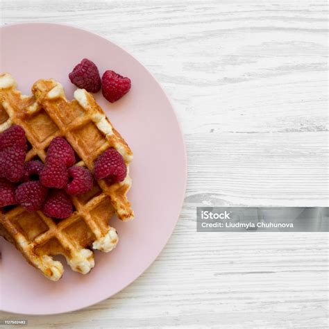 흰색 나무 테이블 평면도에 분홍색 접시에 라스베리와 전통 벨기에 와플 평면 오버 헤드 위에서 누워 공간에 복사 합니다 0명에 대한 스톡 사진 및 기타 이미지 Istock