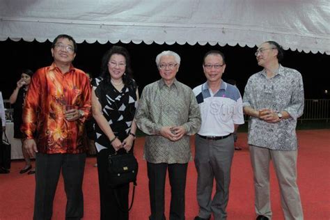 President Tony Tan Posing For A Photo With A Guest During A