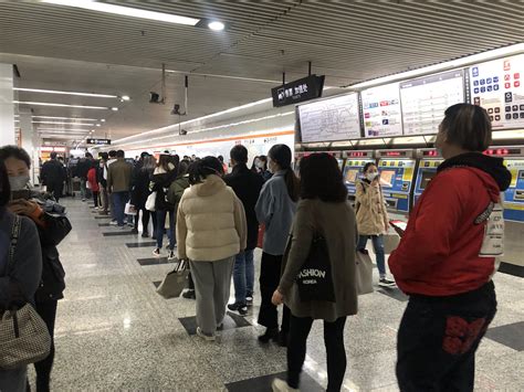 为高素质点赞！周五晚高峰，乘客自觉有序排长队进上海地铁站 晚高峰 地铁 新冠肺炎 新浪新闻