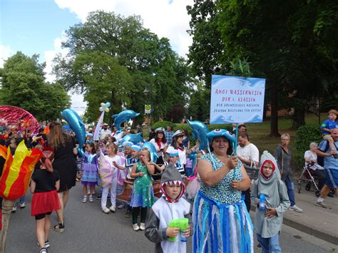 Buntes Spektakel Zum Volksfest Unsere Grundschule Zeigt Die Vier