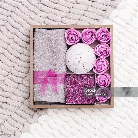 라벤더 향기를 가진 천연 화장품 목욕 폭탄 바다 소금 마른 향기로운 꽃핸드메이드 선물 상자 0명에 대한 스톡 사진 및 기타 이미지 Istock