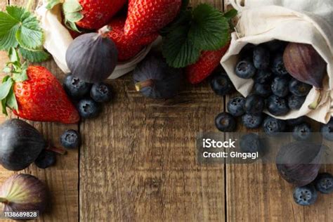 딸기 블루베리 무화과와 함께 과일 프레임 소박한 질감 배경 복사 공간과 아침 식사에 대 한 과일 배경입니다 평면 누워 평면도 건강한 생활방식에 대한 스톡 사진 및 기타
