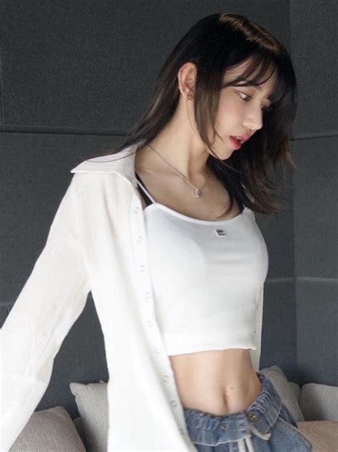 이제 여름이네…르세라핌 사쿠라 과감한 배꼽 노출 볼륨 몸매