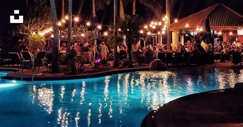 수영장에 서 있는 사람들의 그룹 사진 Unsplash의 무료 호텔 이미지