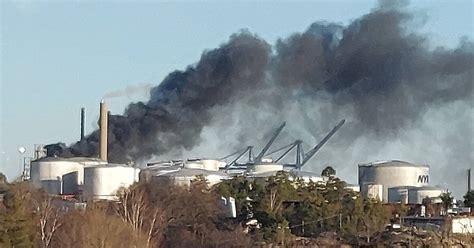 Sex Personer Vårdas För Skador Efter Brand På Oljeraffinaderi Svt Nyheter