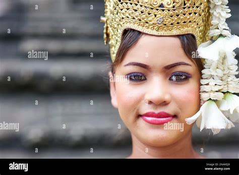 Apsara Dancers According To Khmer Traditions Angkor Wat Temple Siem