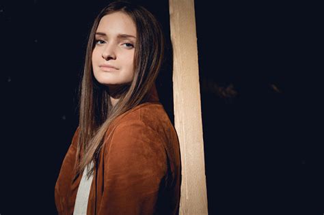 패션 위크 쇼에서 패션 모델을 일하는 아름다운 여성의 여성 초상화 무대 뒤의 사진 새로운 의류 컬렉션의 무대 뒤에서 소녀는 안경과 모자를 착용합니다 20 24세에 대한 스톡