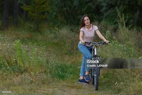 젊은 예쁜 여자는 숲에서 자전거를 타고 자전거 산책 공원 활성 건강 한 라이프 스타일에 건강한 생활방식에 대한 스톡 사진 및 기타 이미지 건강한 생활방식 공원 나무