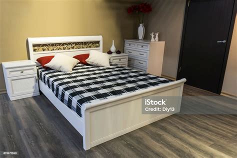 나무 바닥과 머리 맡 테이블 더블 침대와 함께 침실 인테리어 0명에 대한 스톡 사진 및 기타 이미지 0명 가구 건축