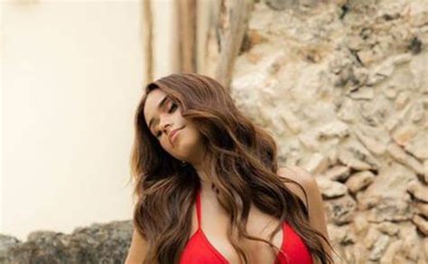 Yanet García deslumbra en la naturaleza y despreocupada por su outfit