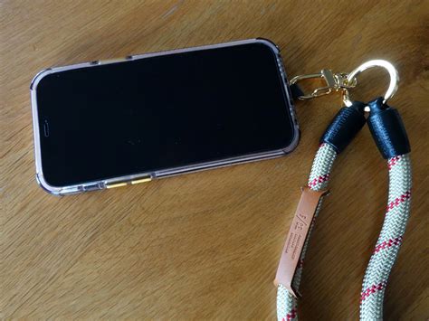 スマホは斜め掛けして手ぶらの時代。アウトドア好きに評判の「ヨセミテストラップ」を使ってみた アウトドア雑貨・小物 【be pal】キャンプ