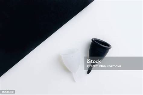 흑백 배경에 두 개의 생리컵 대체 여성 위생 제품 기간 동안 여성 건강 개념입니다 플랫 레이 공간을 복사합니다 0명에 대한 스톡 사진 및 기타 이미지 Istock