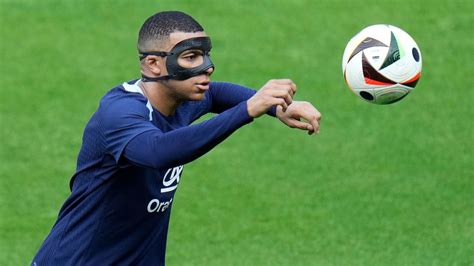 Euro 2024 সমস্যায় ফ্রান্সের মাস্কম্যান এমবাপের জন্য আরও পরিবর্তন