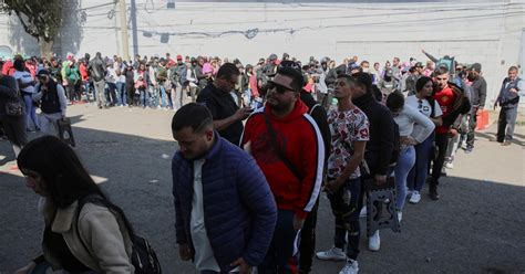 Hasta Mil 500 Migrantes De Otros Países Abarrotan Oficinas De La Comar En Tapachula Y Cdmx Para