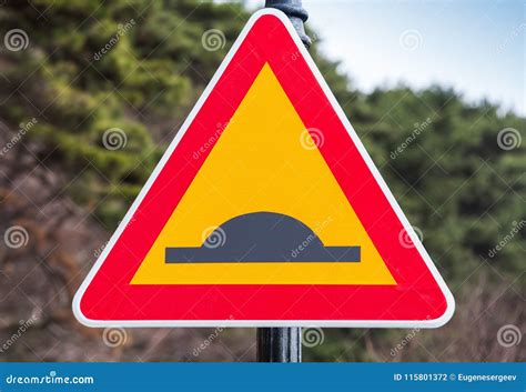 Лежачий полицейский или неровная дорога знак уличного движения Стоковое Фото изображение