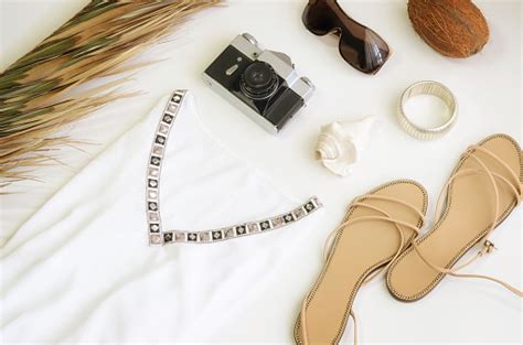 여름 휴가 배경 평평 하다 비치 액세서리 선글라스 빈티지 카메라 백색 튜 닉 녹색 야 자 잎의 상위 뷰 여름 시간 그리고 여행에