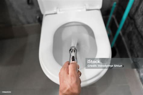 Uso De La Ducha De Bidé Con Un Inodoro Blanco Bidé Ducha En Mano