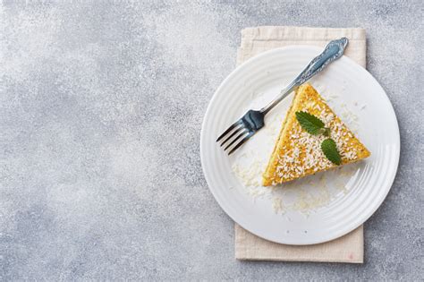 민트와 접시에 버터 크림과 베리 잼 맛있는 퍼프 케이크 조각 회색 콘크리트 배경입니다 공간을 복사합니다 가식적 미소에 대한 스톡 사진 및 기타 이미지 Istock