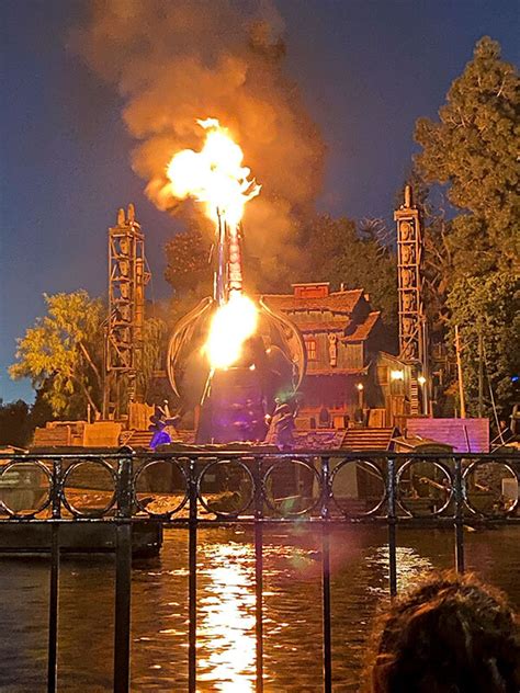 공연 중 진짜 불길 휩싸인 美 디즈니랜드 ‘불 뿜는 용 세계일보