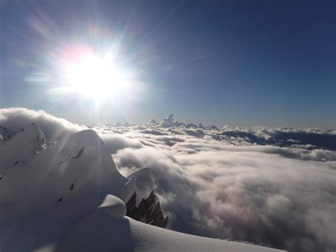 무료 이미지 눈 하늘 햇빛 비행 날씨 북극의 시즌 정상 회담 겨울 스포츠 알프스 산맥 Piste 스키 투어 구름 위 산에서 스키 등산 지구의