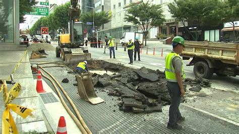[사회]서울 강남 봉은사로 3m 깊이 땅 꺼짐 4개 차로 전면 통제 Ytn