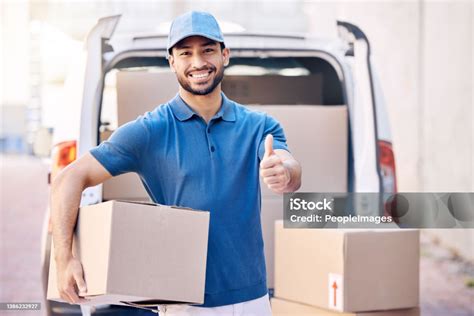 상자를 들고 엄지 손가락을 보여주는 젊은 배달 남자의 초상화 배달부에 대한 스톡 사진 및 기타 이미지 배달부 화물 운송 공급망 Istock