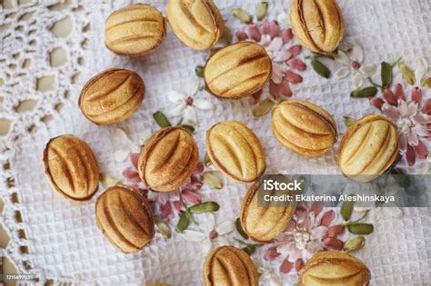 내부에 캐러멜화 우유와 너트 모양의 전통적인 러시아 축제 쿠키 갈색에 대한 스톡 사진 및 기타 이미지 갈색 견과 공휴일 Istock
