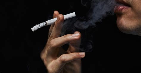 담배 피우면 ‘치아 입술 혀 검게 변하는 이유