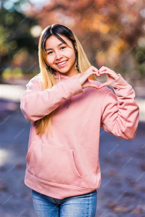 Retrato De Una Joven Latina Peruana En Forma De Corazón Para San