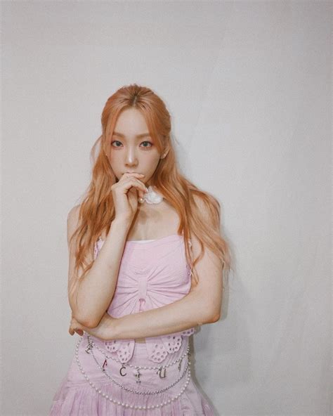 Taeyeon Twinkel Outfit