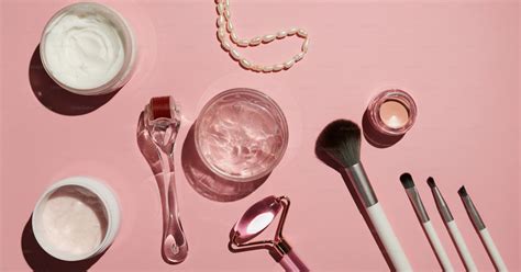 메이크업과 다른 물건이 있는 분홍색 테이블 사진 Unsplash의 아름다움 이미지