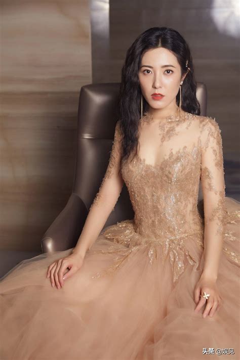 曾黎裸色纱裙性感写真：44岁依然美到犯规，愈成熟愈有魅力 搜狐大视野 搜狐新闻