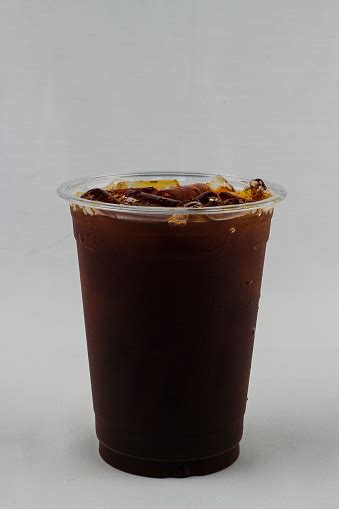 흰색 Bcakground에서 좋아하는 커피의 음료 아이스 드링크조롱 프레젠테이션을 위해 카페 나 레스토랑에서 메뉴를 만들기위한 현실적인 템플릿 유리잔에 대한 스톡 사진 및