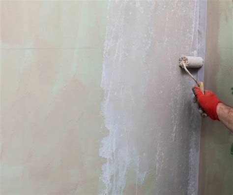 Для чего нужно покрывать стены грунтовкой перед их покраской или оклейкой обоями ‍♂️ Обработка