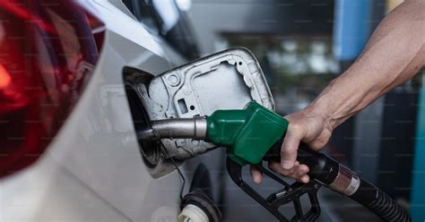 주유소에 서서 자동차에 연료를 공급하는 작업자의 클로즈업 사진 Unsplash의 가솔린 이미지