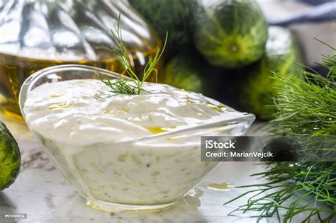 그리스 딥 소스 또는 드레싱 Tzatziki 강판된 오이 사 우 어 크림 요구르트 올리브 오일과 신선한 딜 준비 0명에 대한 스톡 사진 및 기타 이미지 Istock