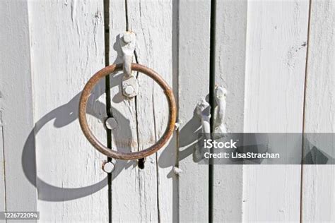 올드 타운 탈린 에스토니아에서 흰색 나무 문에 전통적인 문 손잡이 0명에 대한 스톡 사진 및 기타 이미지 0명 갈색 강철 Istock