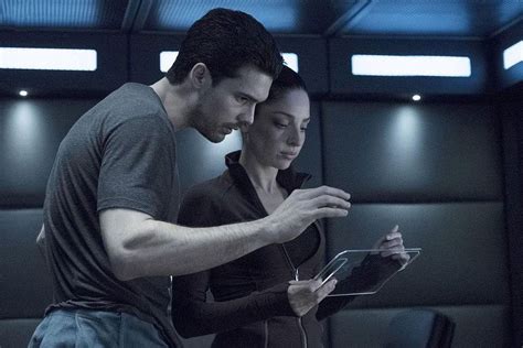 Photo De Anna Hopkins The Expanse Photo Steven Strait Anna Hopkins