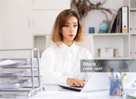 사무실 인테리어에서 성공적인 비즈니스 여성의 초상화 18 19세에 대한 스톡 사진 및 기타 이미지 18 19세 감정 경영자 Istock