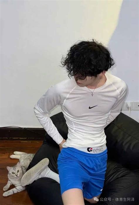 185篮球白袜长腿大帅哥，腿比命长，好腿当赏 小蓝短视频