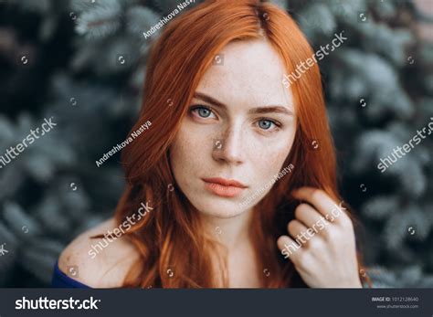 Zdjęcie Stockowe „sensual Close Outdoor Portrait Young Ginger” 1012128640 Shutterstock