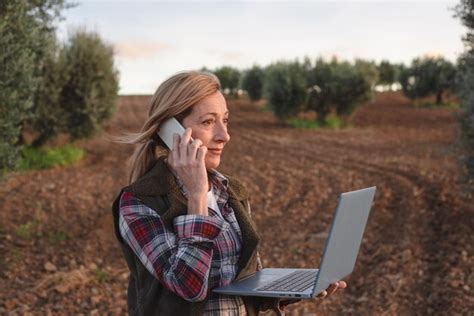 Premium Photo Female Field Engineer Examining Agricultural Plantation Integration Agronomist