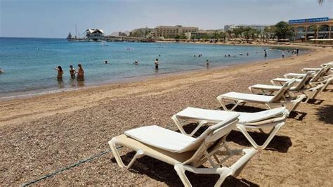 ואם היינו עירומות תגובת המנהל לתלמידות באכסניה והודעת התפטרותו