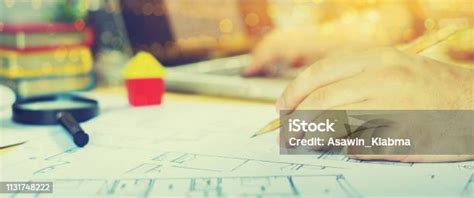 청사진에 대 한 작업을 설계자 건축가 작업 환경건축 프로젝트 청사진 눈금자 계산기 노트북 및 분배기 나침반 건설 개념입니다