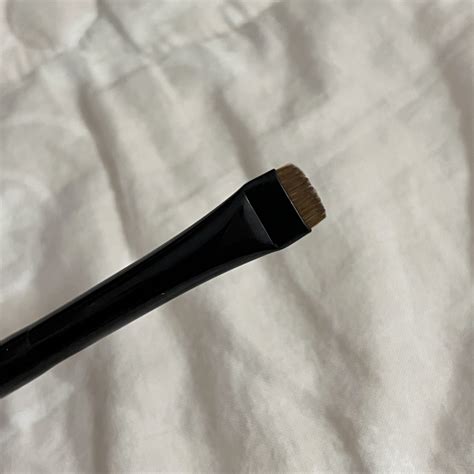 아이라인 그리기 전에 이런 형태의 브러쉬로 밑그림 찍어놓고 시작하면 훨씬 편해요 이런 일자